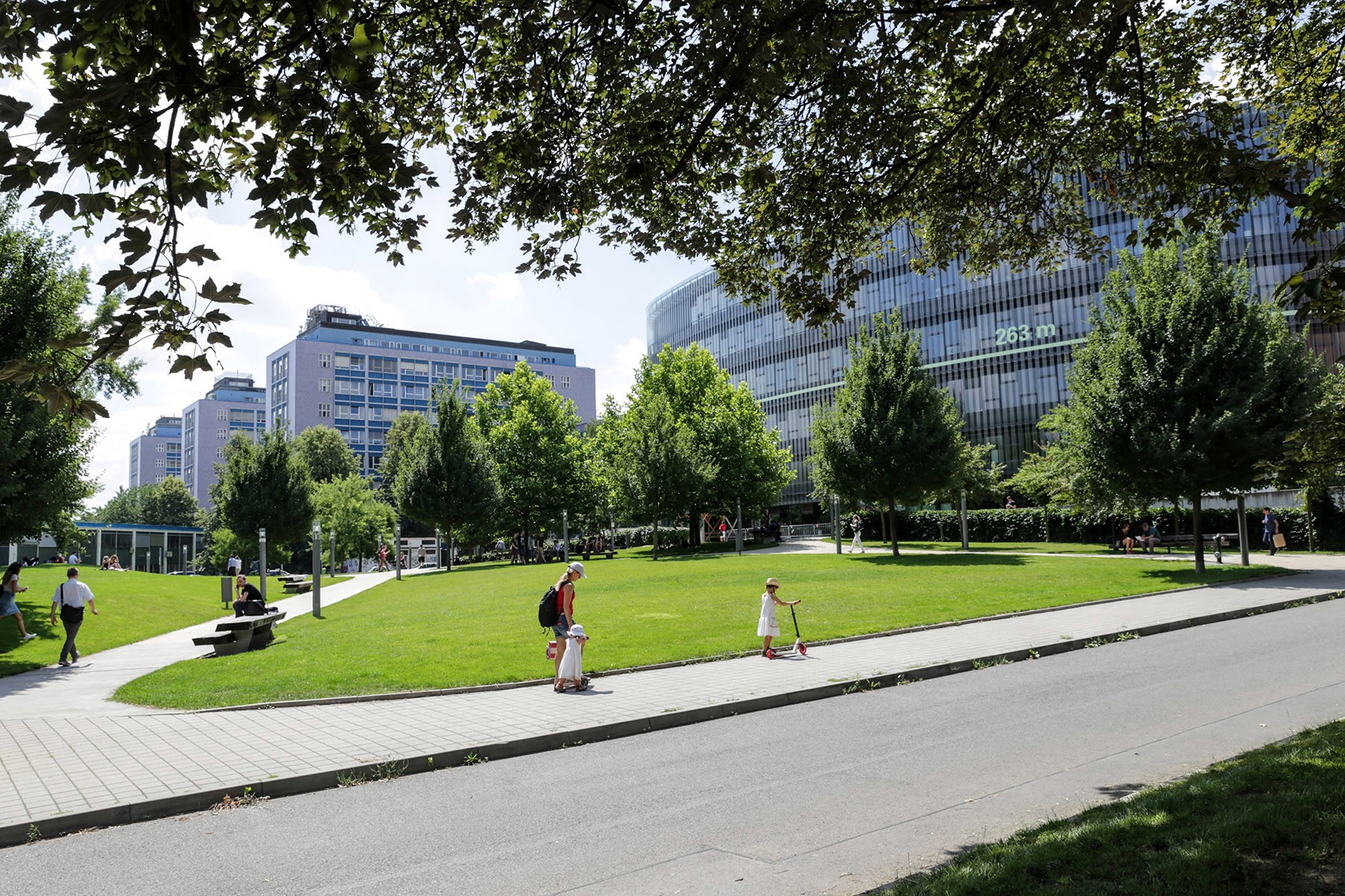 NÁRODNÍ TECHNICKÁ KNIHOVNA - Do parku